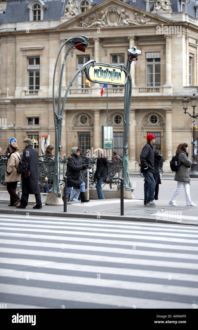 Paris metro art nouveau louvre hi-res stock photography and images - Alamy