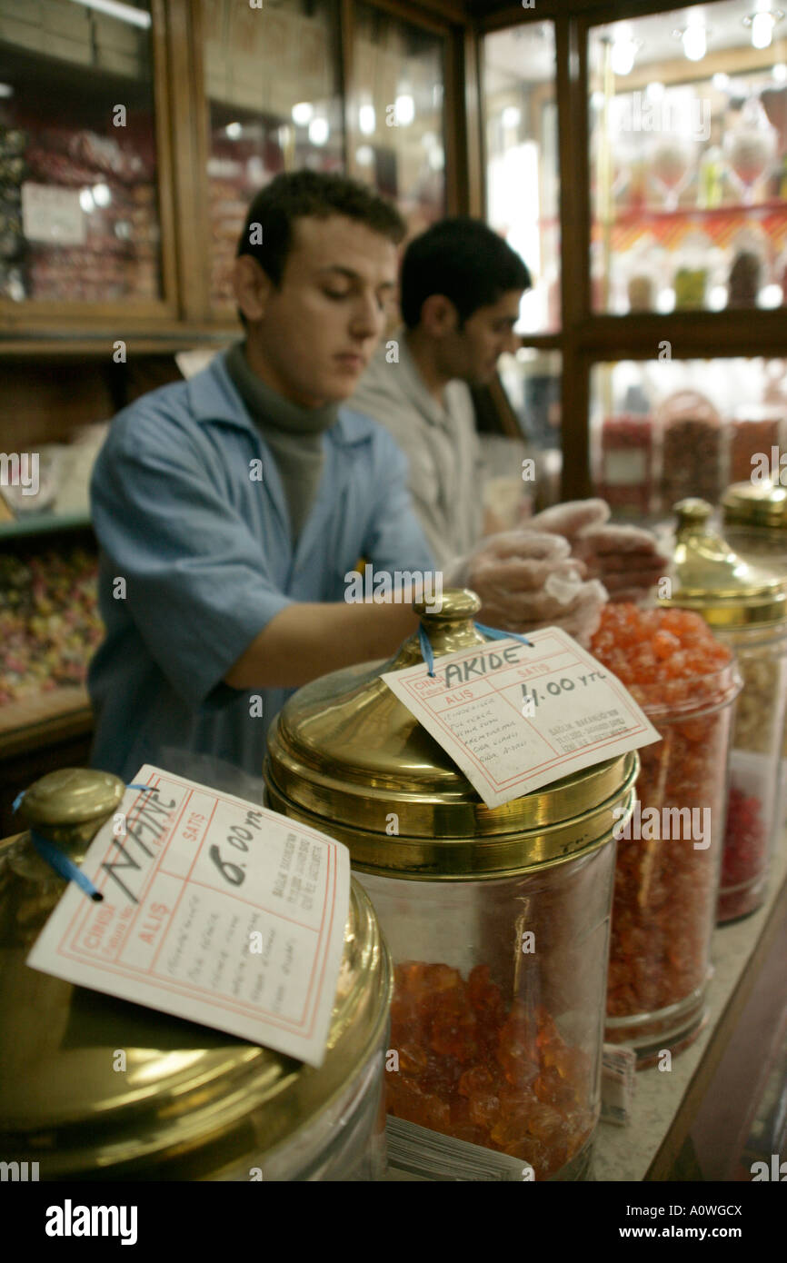 TRADITIONAL SWEETIE SHOP, ISTANBUL, TURKEY Stock Photo - Alamy