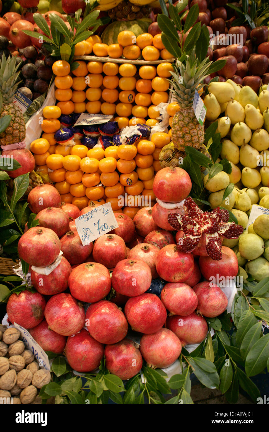 DISPLAY OF MANDARINS AND POMEGRANATES, TURKEY Stock Photo - Alamy
