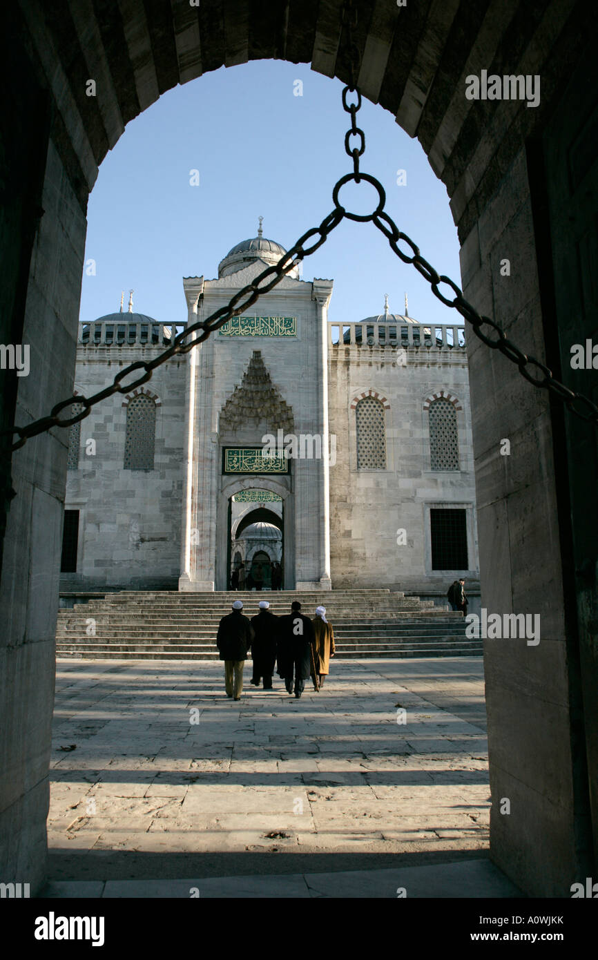 GOING TO PRAY AT THE BLUE MOSQUE, ISTANBUL, TURKEY Stock Photo - Alamy