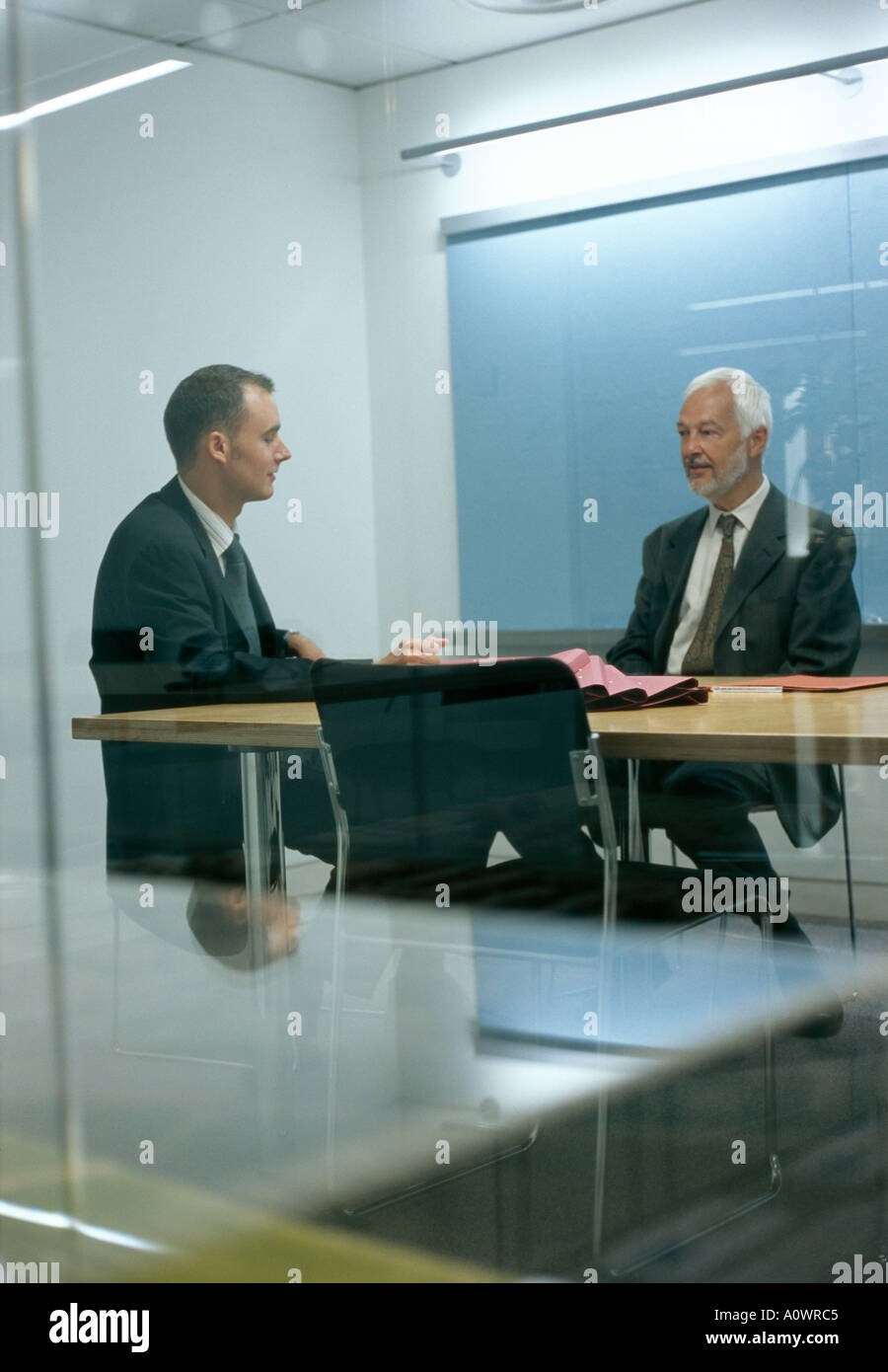 Businessmen table talking hi-res stock photography and images - Alamy