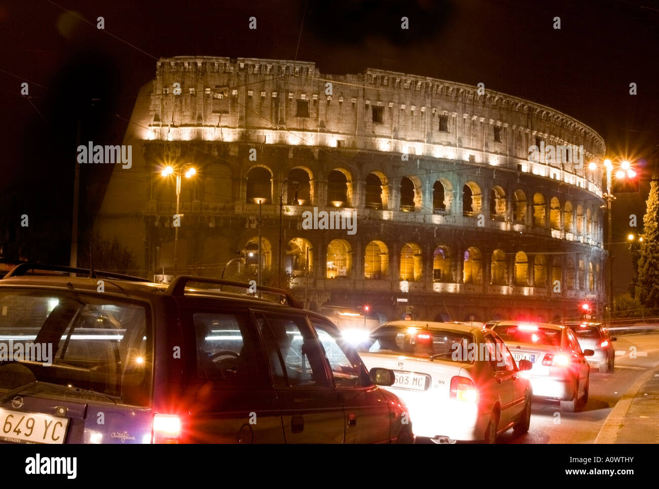 Italy Roma Rome The Colosseum at Night Traffic jam Stock Photo - Alamy