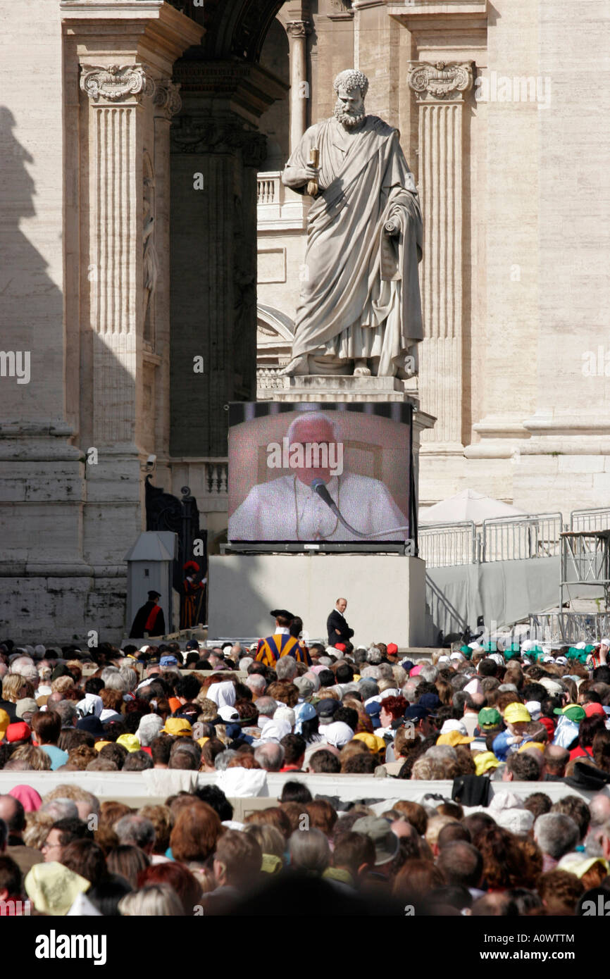 Italy Roma Rome St Peters square Huge crowds gather to hear Pope Pope ...