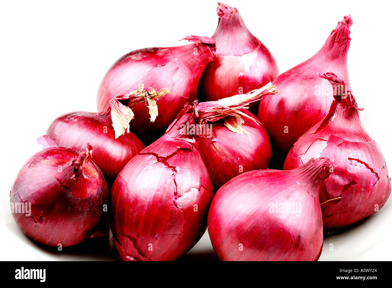 Fresh Whole Raw Uncooked Red Onions Stock Photo - Alamy