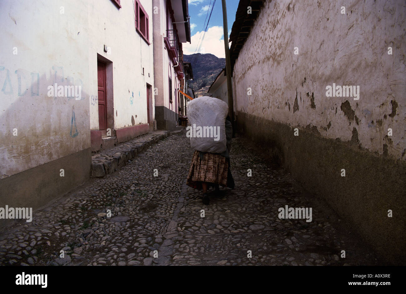 BOLIVIA Woman carrying heavy load in Chulumani town Stock Photo - Alamy
