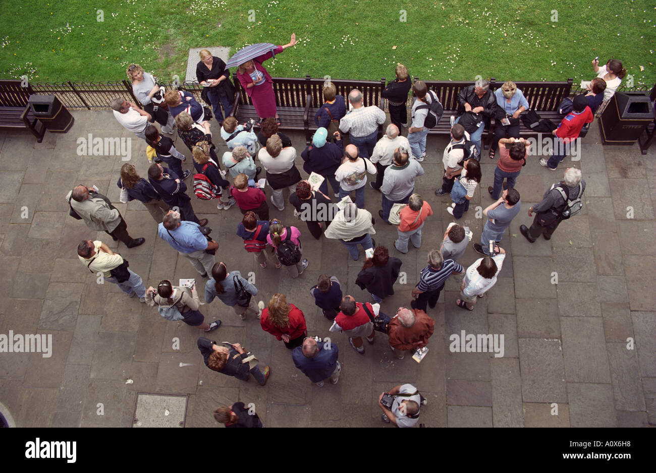 ENGLAND LONDON Guided tour group at the Tower of London Stock Photo - Alamy
