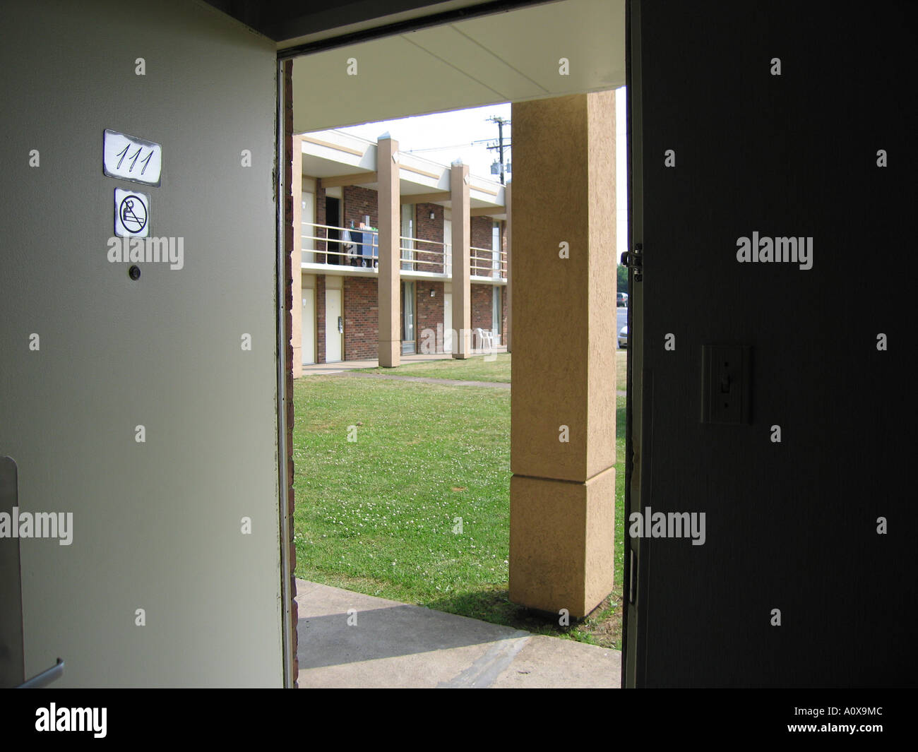 Two story motel hi-res stock photography and images - Alamy