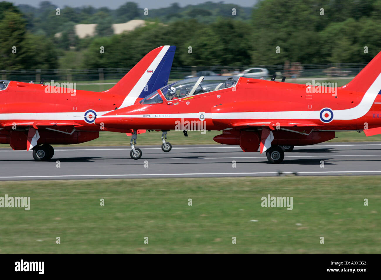 Two red arrows hi-res stock photography and images - Alamy