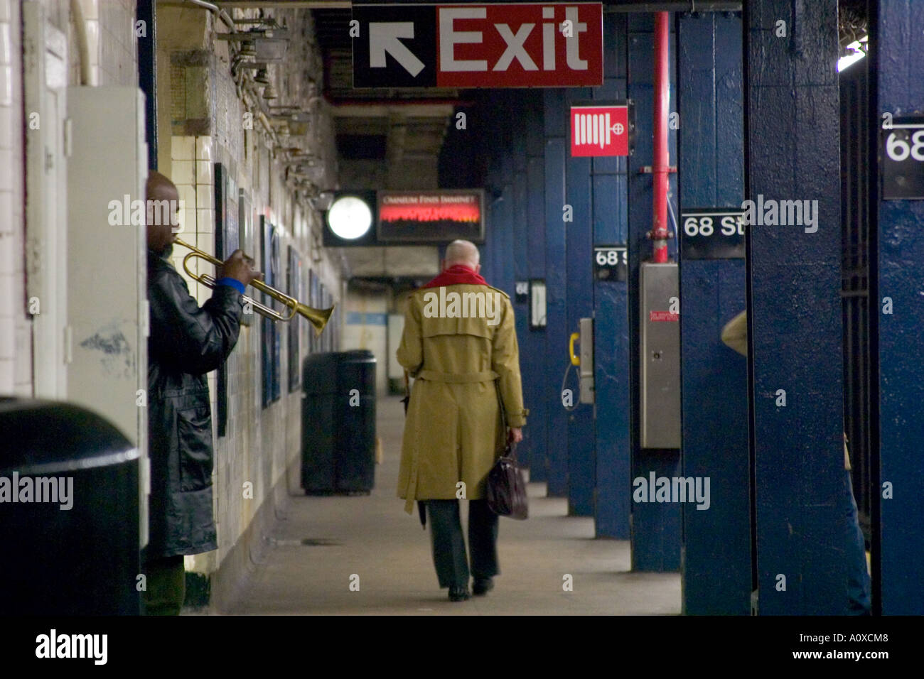 Subway trash container hi-res stock photography and images - Alamy