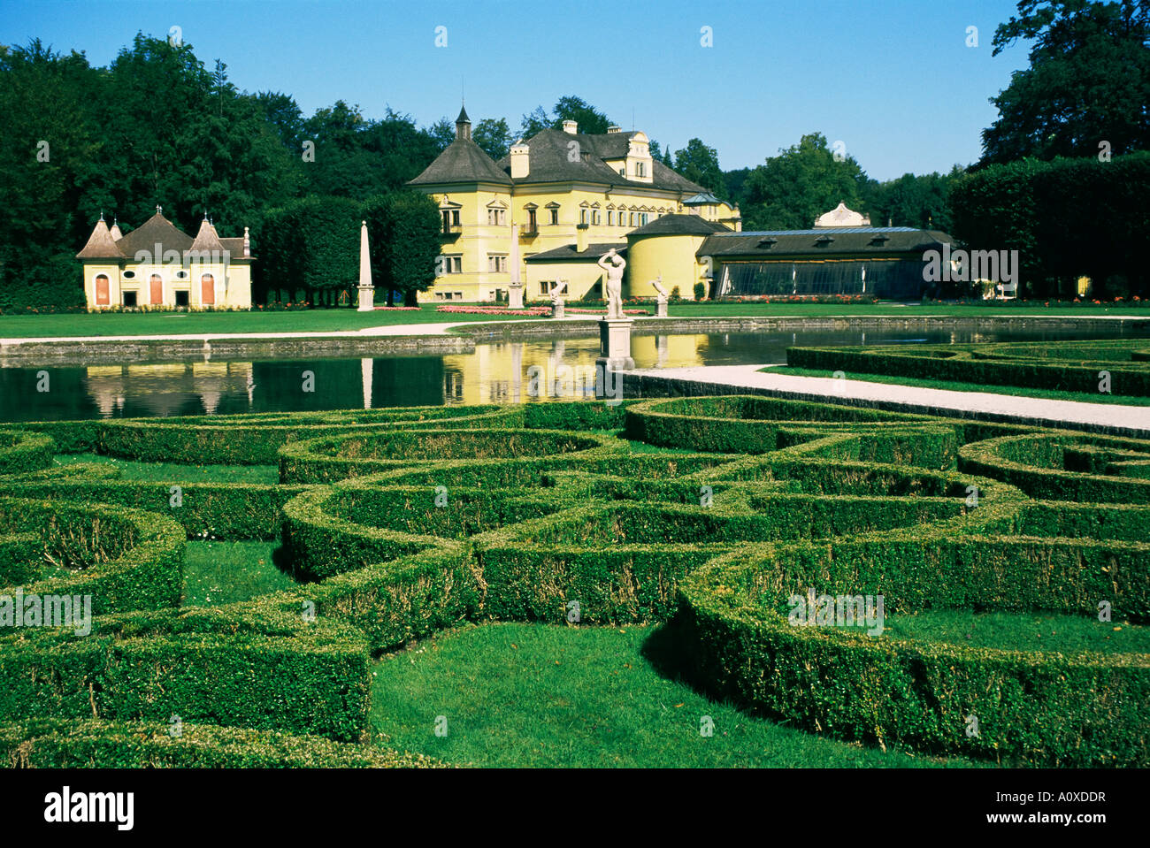 Curved hedges hi-res stock photography and images - Alamy