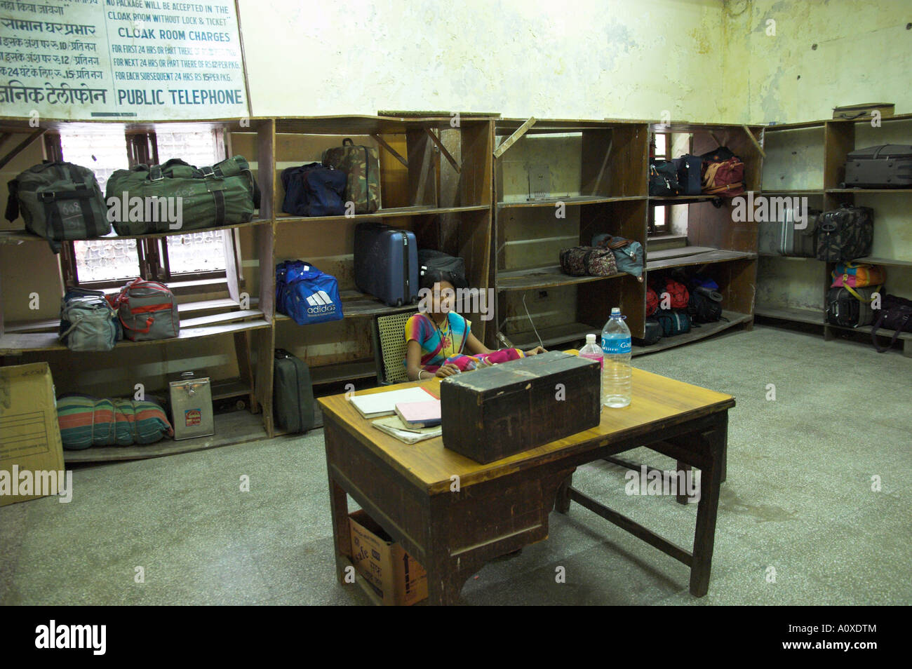 Left luggage train station hi-res stock photography and images - Alamy