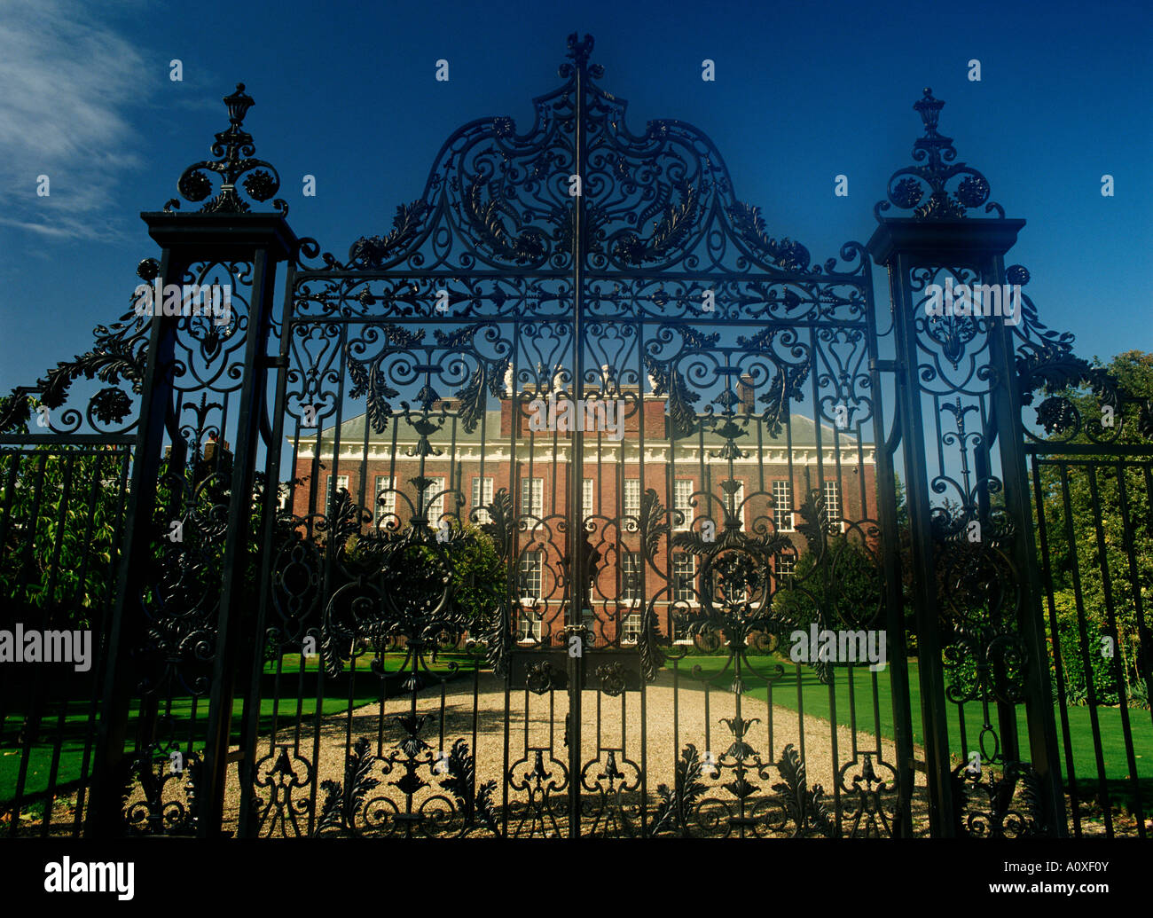 London mansion gates hi-res stock photography and images - Alamy