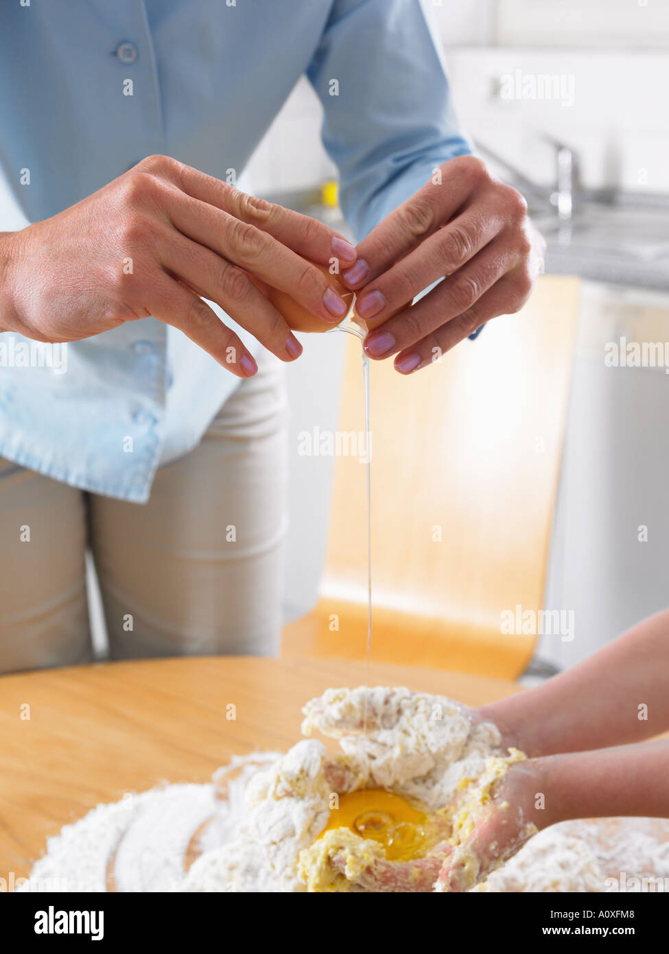 Mother and daughter baking Stock Photo - Alamy