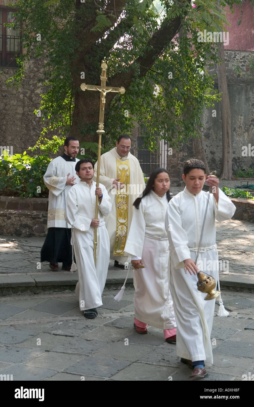Altar servers hi-res stock photography and images - Alamy