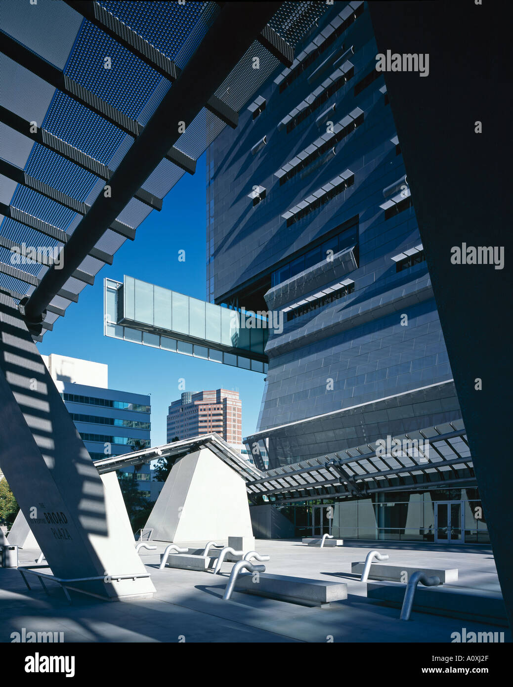 Caltrans Headquarters, Los Angeles, California, 2004. Entry plaza ...