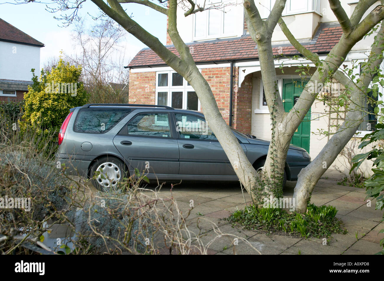 Car parking front garden residential hi-res stock photography and ...