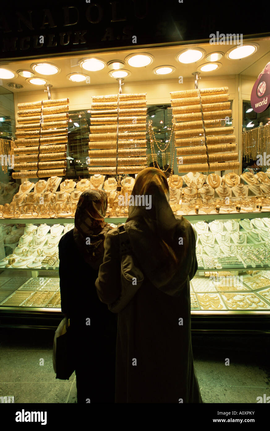 Shops outside grand bazaar istanbul hi-res stock photography and images ...