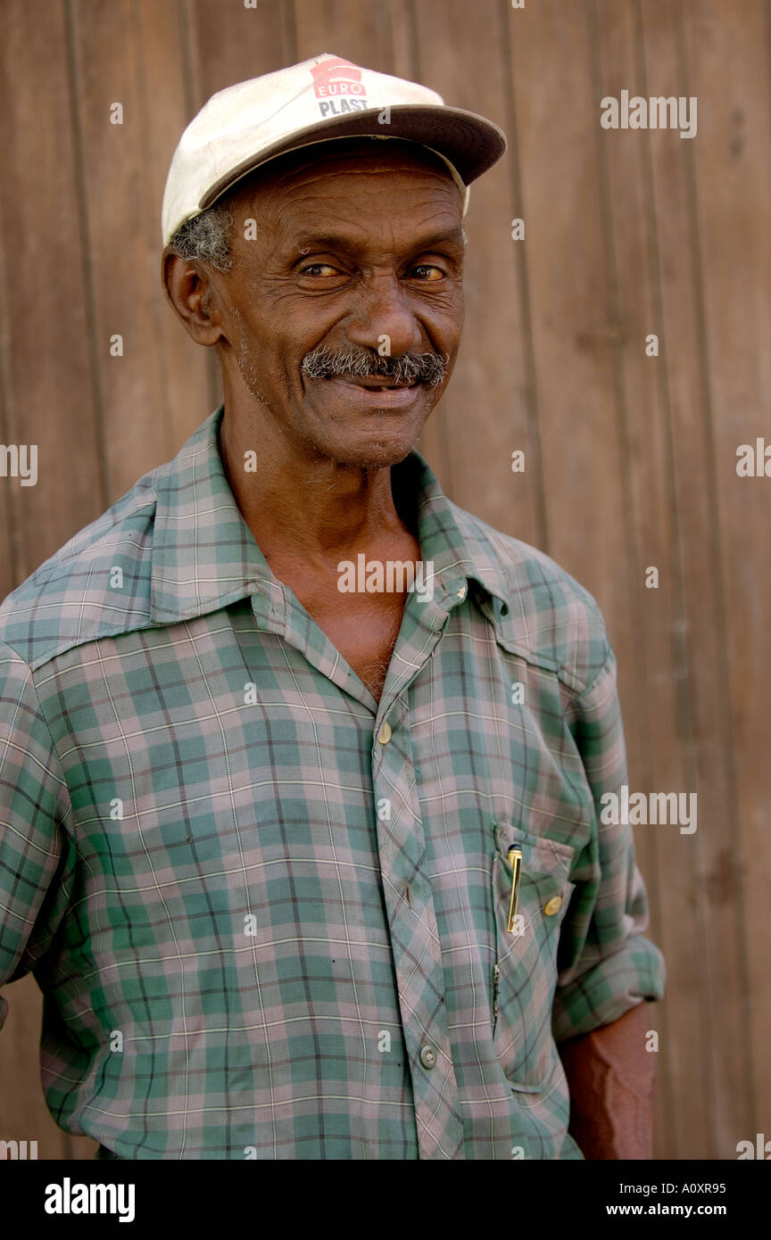 Old Cuban man in Havana street Stock Photo - Alamy