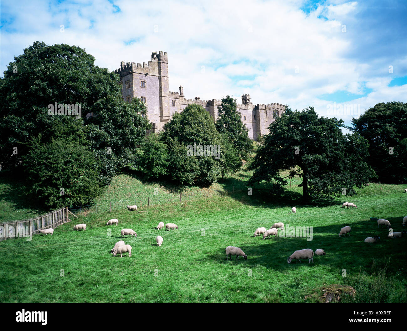 Haddon hall great hall hi-res stock photography and images - Alamy