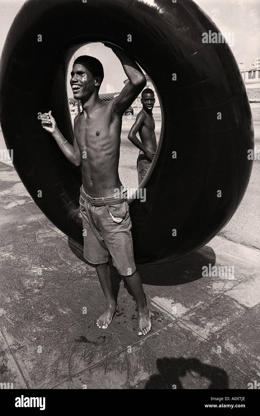 CUBA HABANA Young Cubans at the Malecon Stock Photo - Alamy