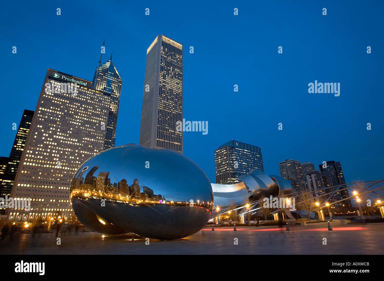 PARKS Chicago Illinois Cloud Gate sculpture in Millennium Park Kapoor ...