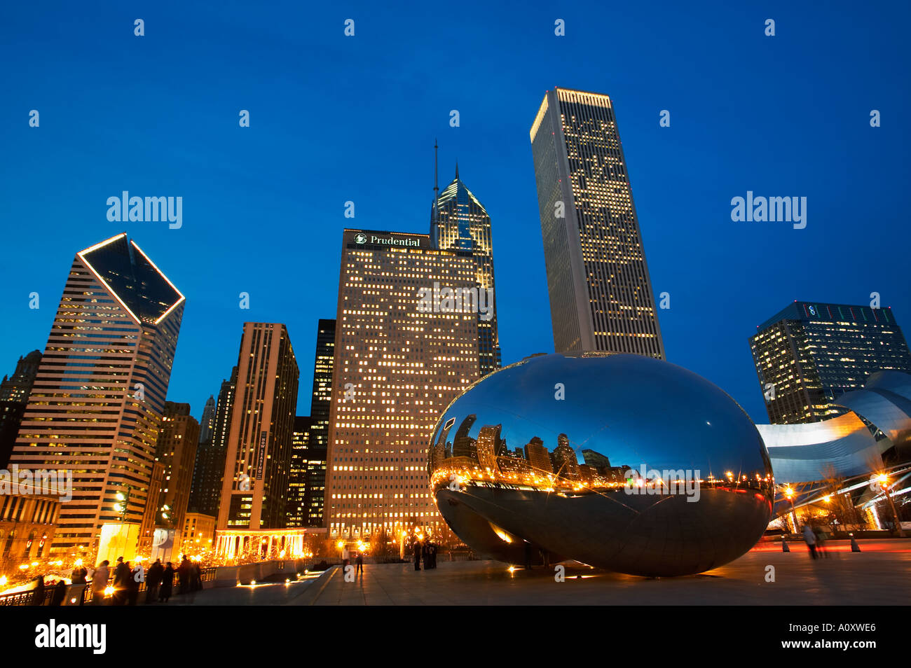 PARKS Chicago Illinois Cloud Gate sculpture in Millennium Park Kapoor ...