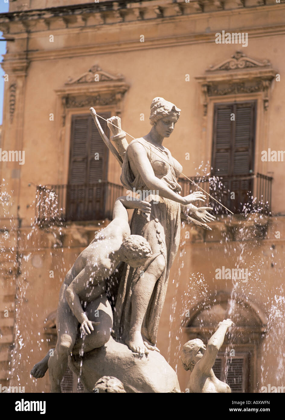 The Aretusa fountain Syracuse Sicily Italy Europe Stock Photo - Alamy