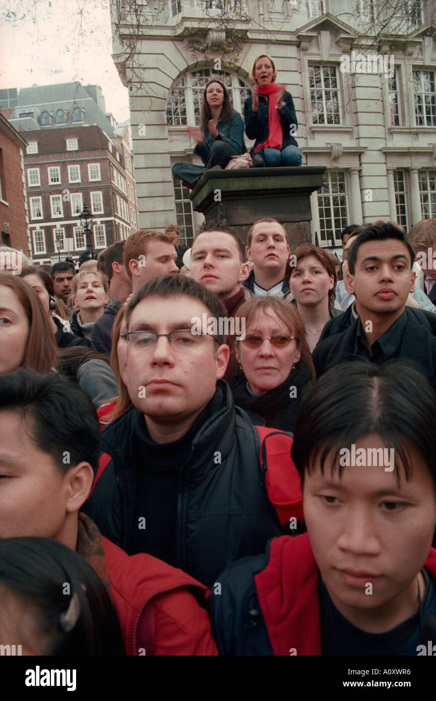 UK ENGLAND LONDON Crowds watching runners at the London Marathon 2002 ...