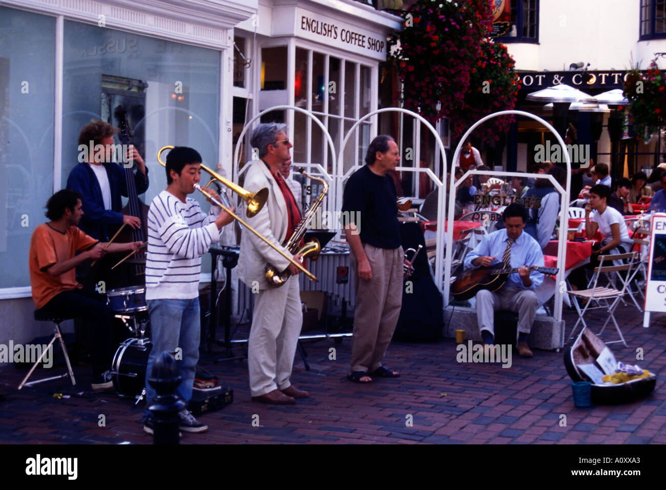Busking brighton hi-res stock photography and images - Alamy