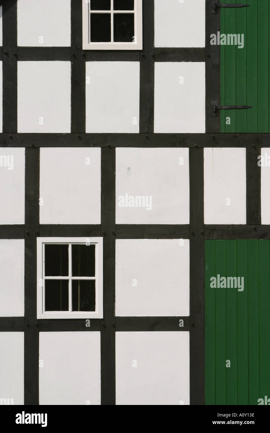 Segmented windows hi-res stock photography and images - Alamy