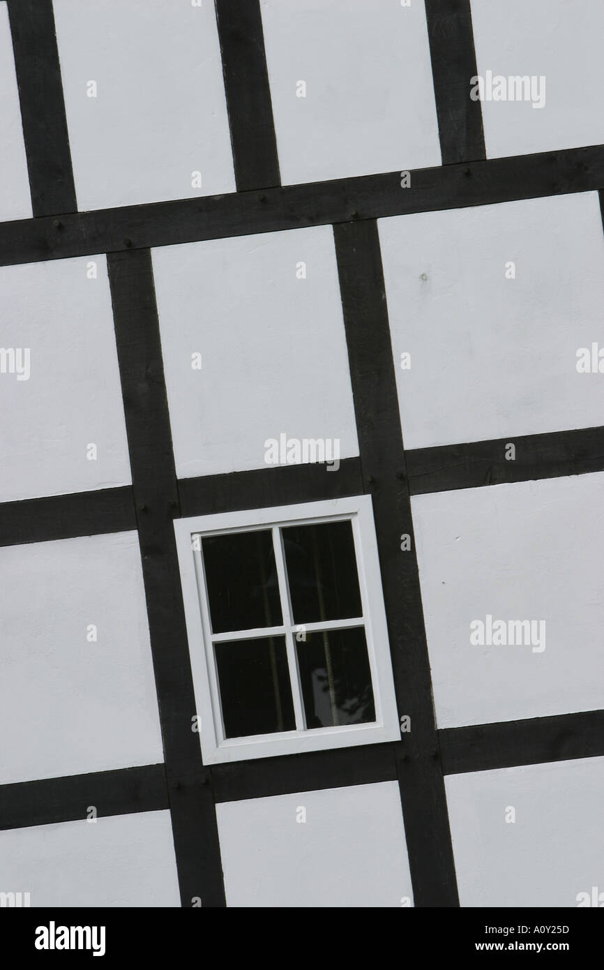 Segmented windows hi-res stock photography and images - Alamy