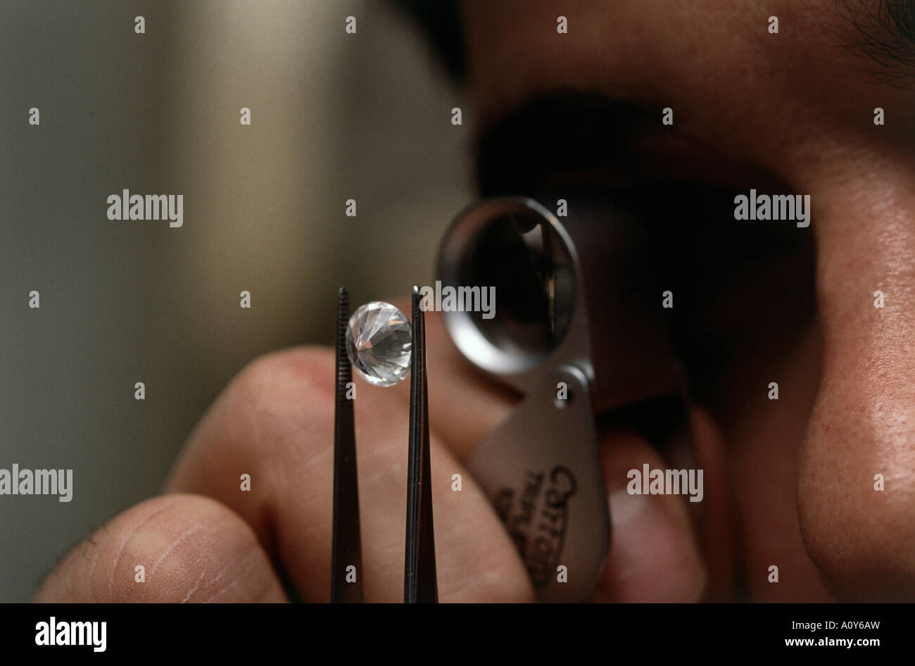 Diamond magnifying glass hi-res stock photography and images - Alamy