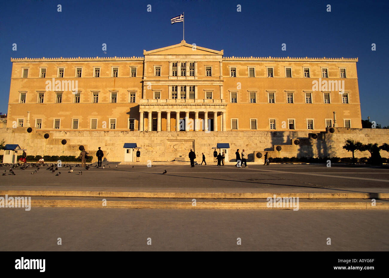 greece athens evzone soldier outside parliament vouli Stock Photo - Alamy