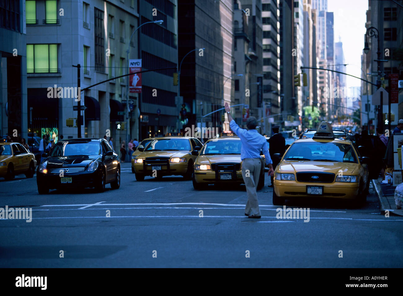 Hailing a cab nyc hi-res stock photography and images - Alamy