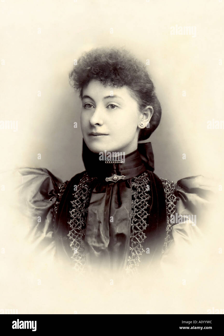 Victorian portrait and woman and sepia hi-res stock photography and ...
