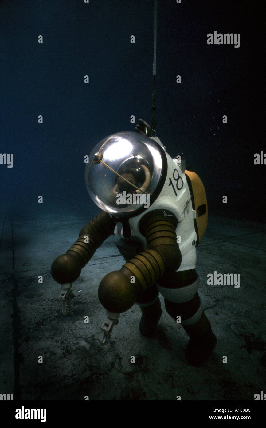 Deep sea diver in armoured hi-res stock photography and images - Alamy