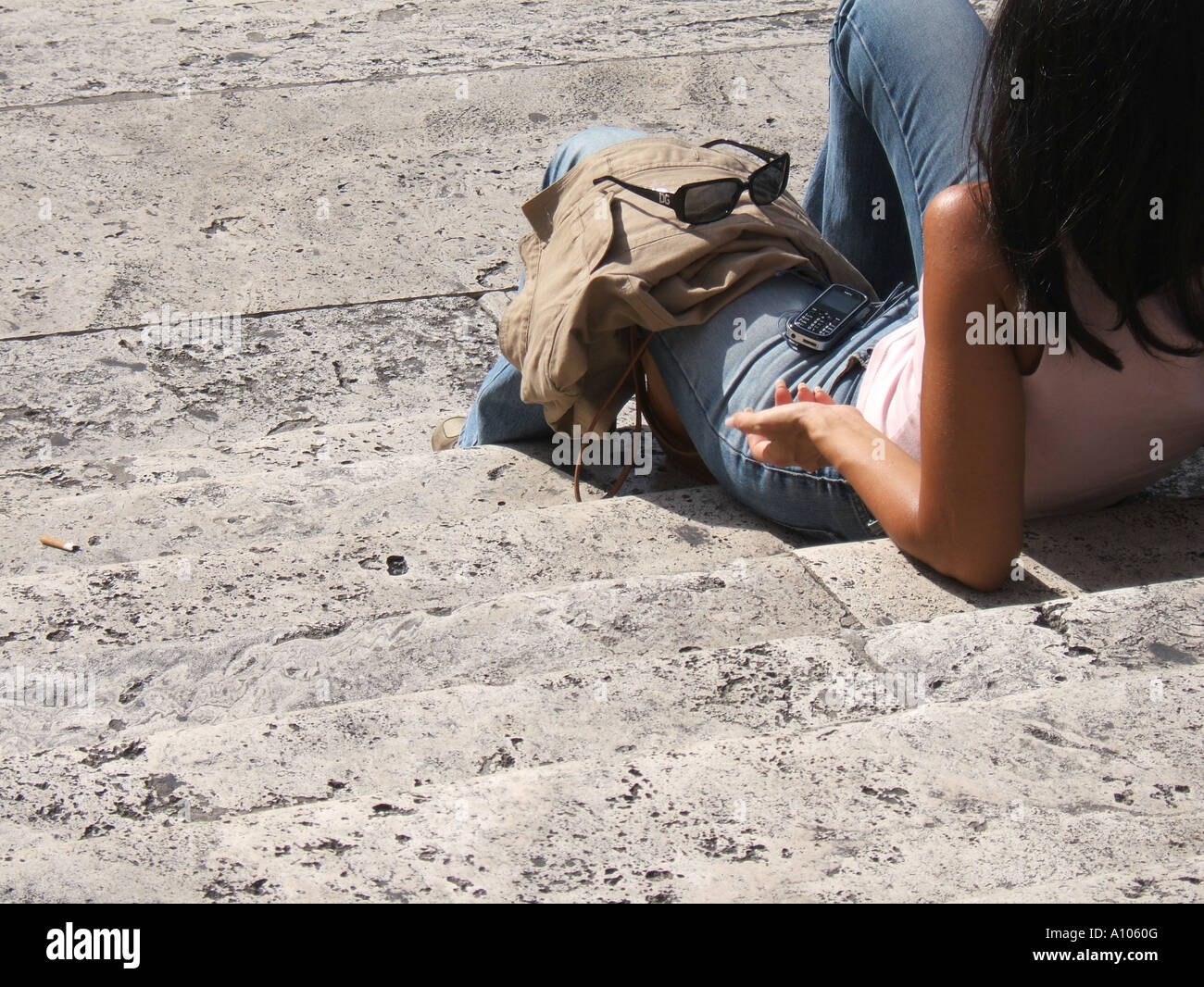 tourists sitting spanish steps in rome Stock Photo - Alamy