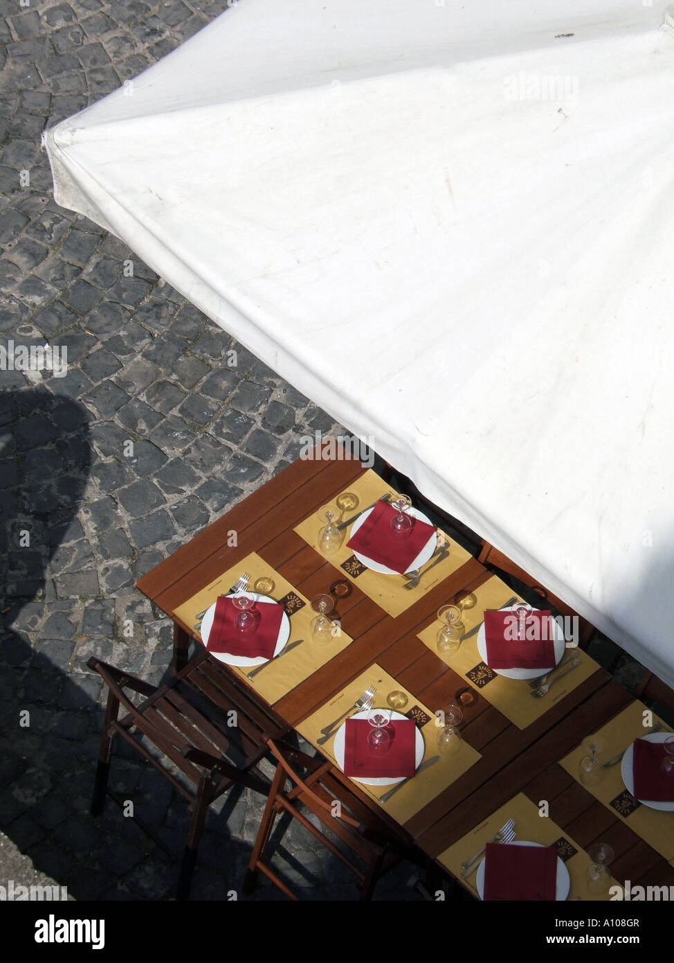 Lots of empty chairs and tables hi-res stock photography and images - Alamy