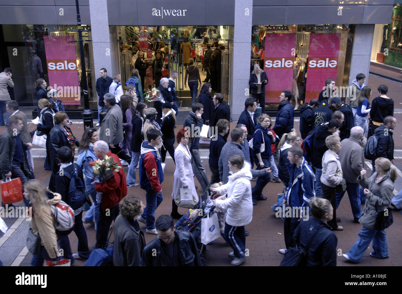 Crowded grafton street hi-res stock photography and images - Alamy