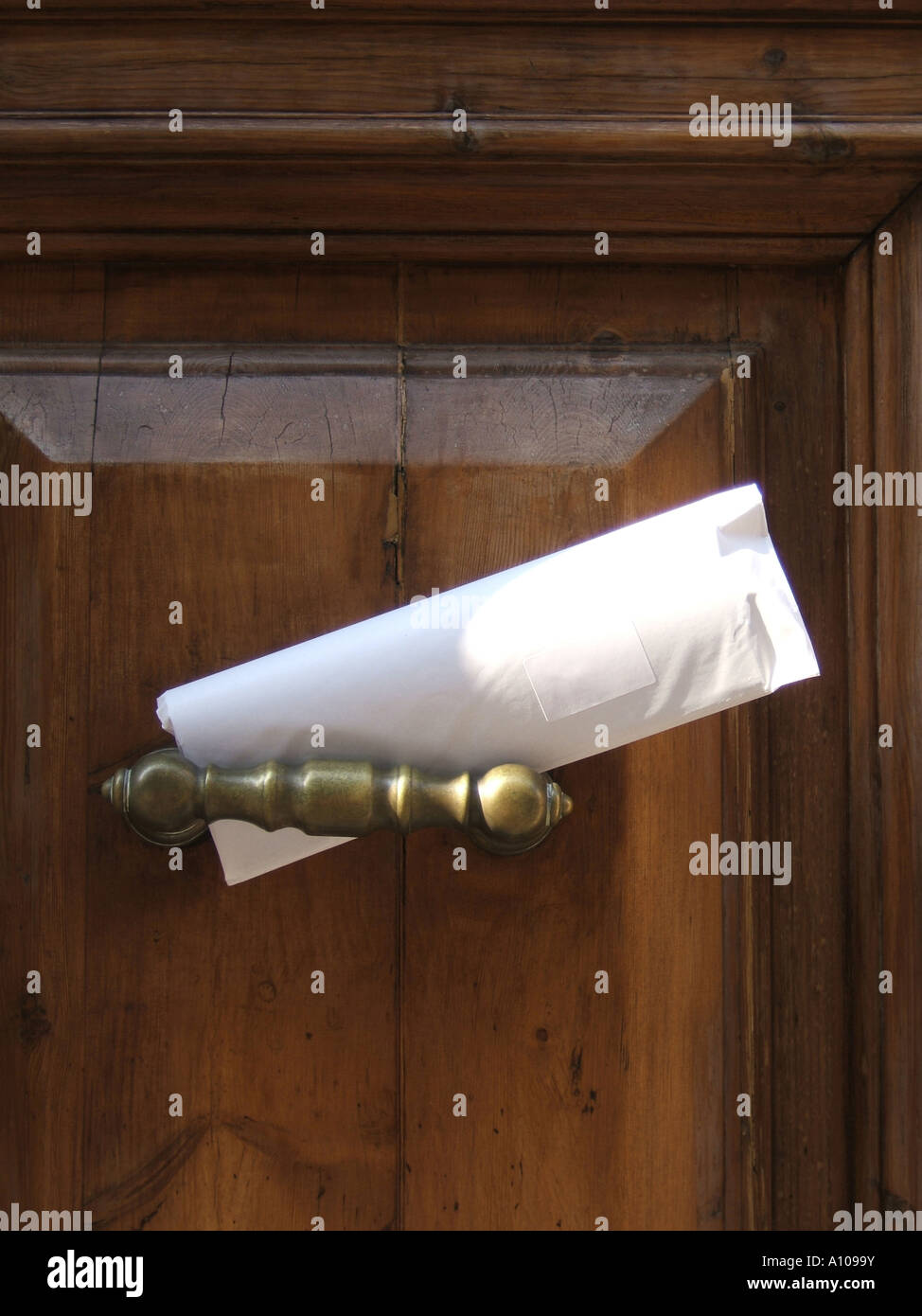 letter left on house door handle Stock Photo - Alamy