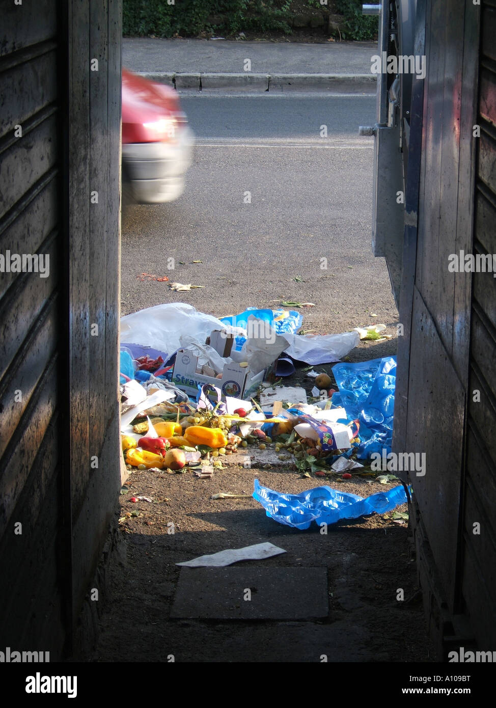rubbish by market stall Stock Photo - Alamy