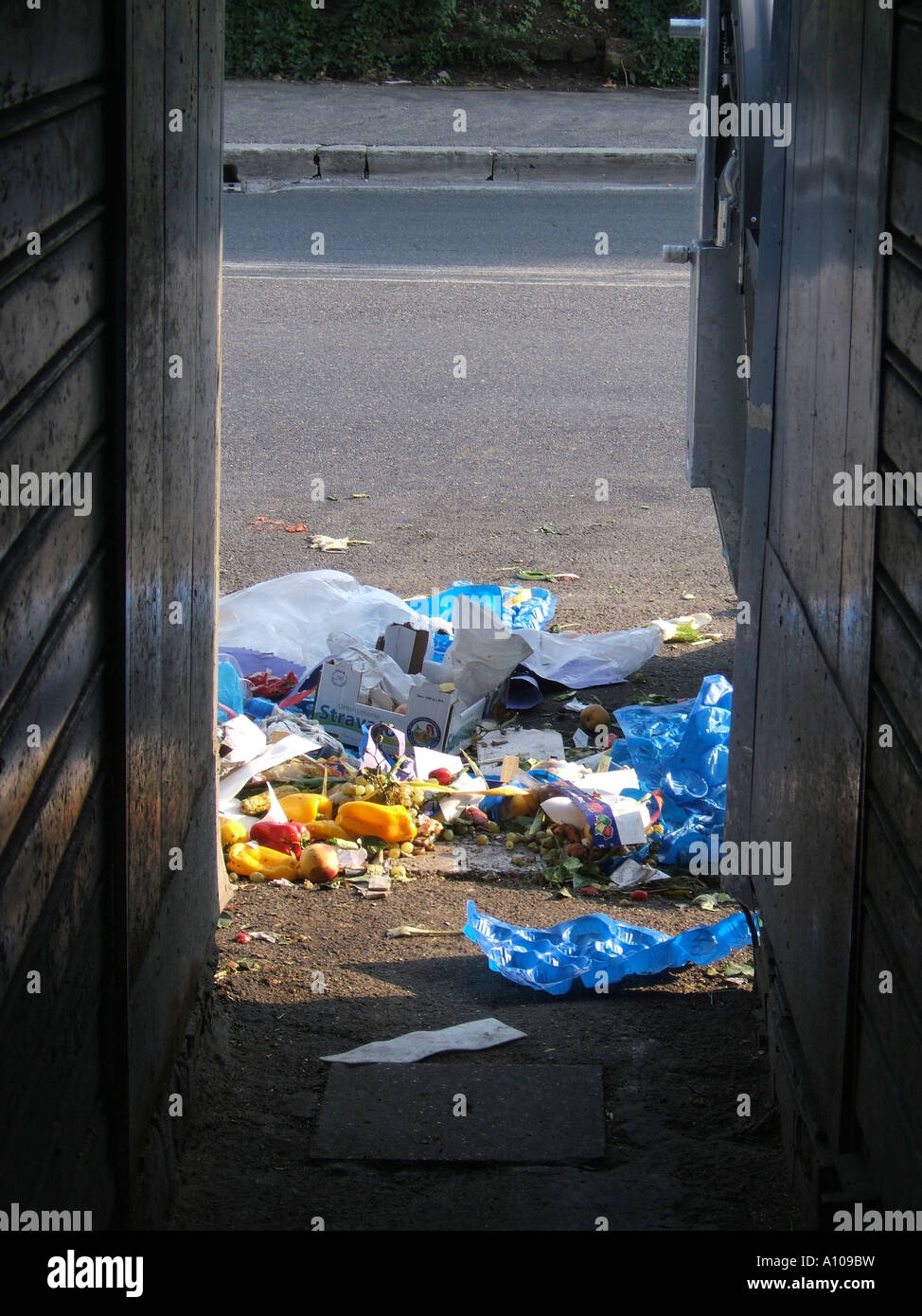 rubbish by market stall Stock Photo - Alamy