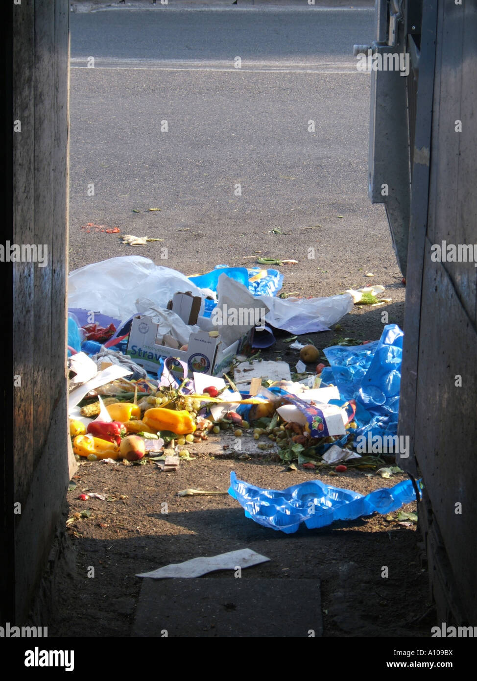 rubbish by market stall Stock Photo - Alamy