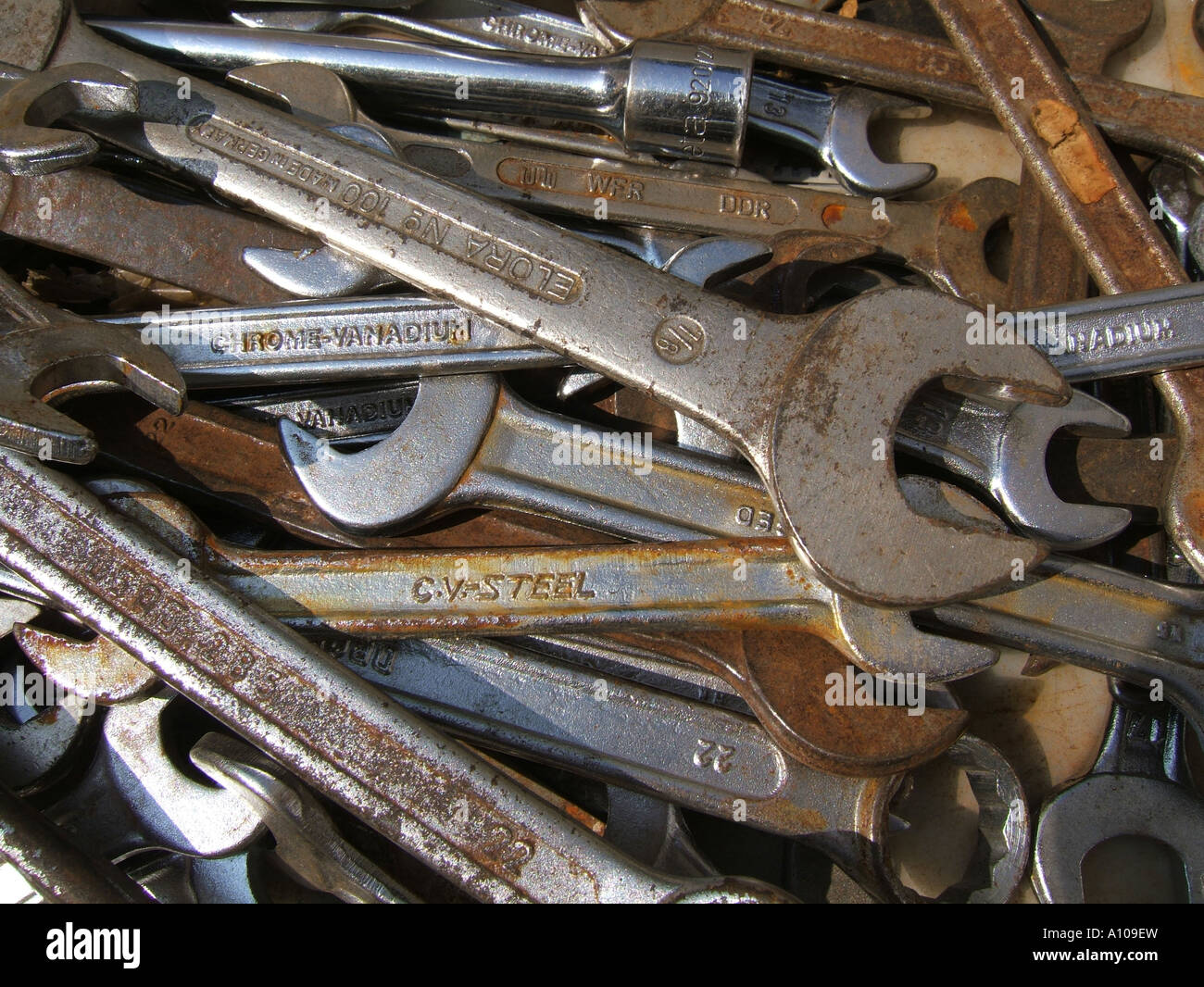 Different size spanners hi-res stock photography and images - Alamy