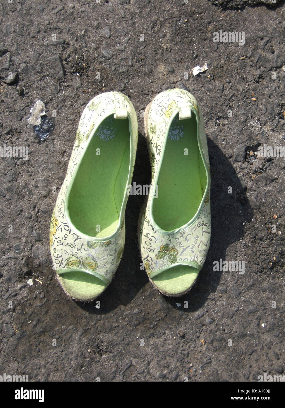 pair of women's shoes left in street Stock Photo - Alamy