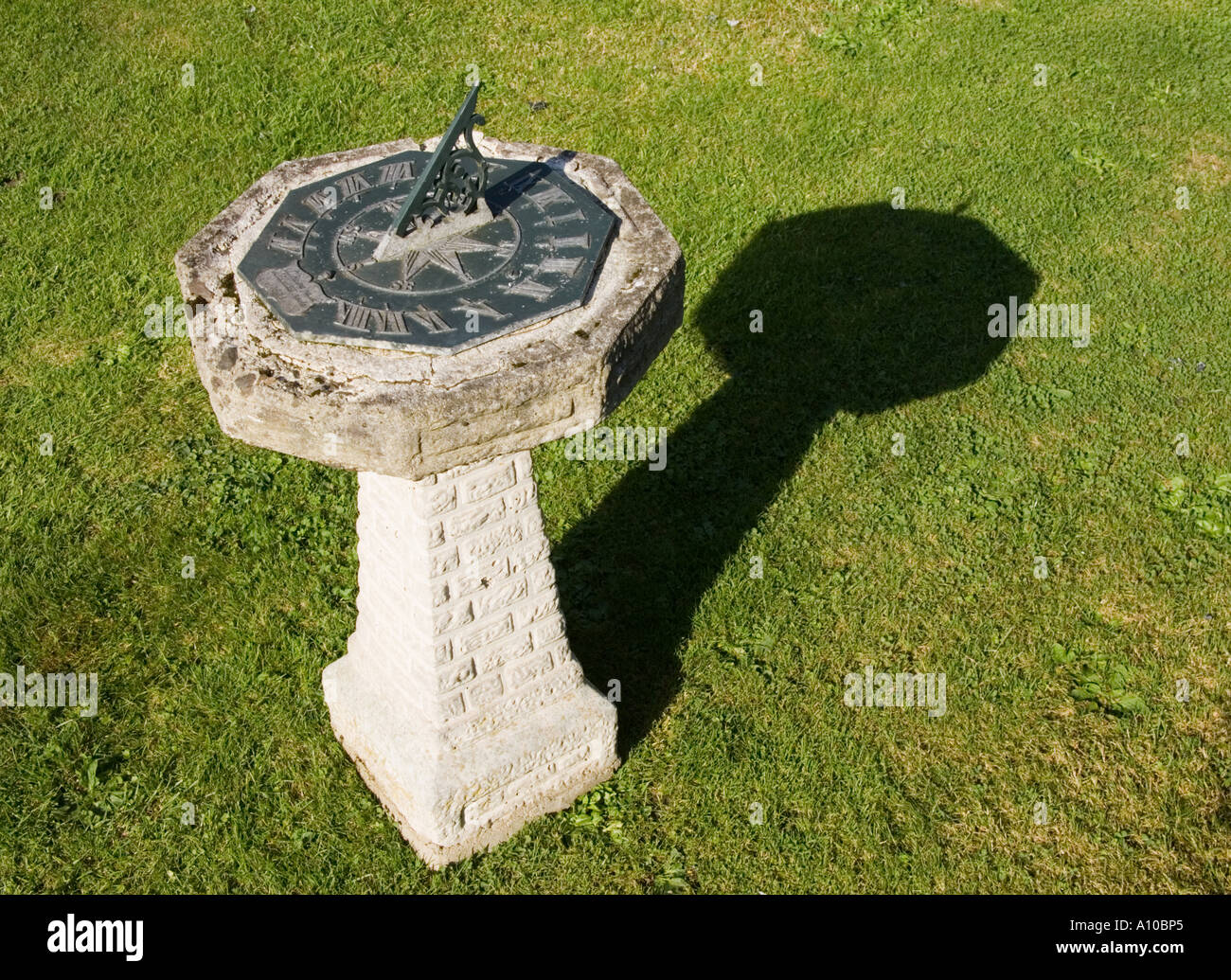 Sundial shadow hi-res stock photography and images - Alamy