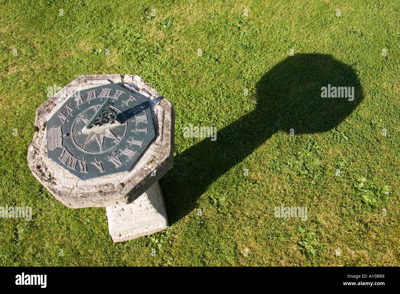 Sundial shadow hi-res stock photography and images - Alamy