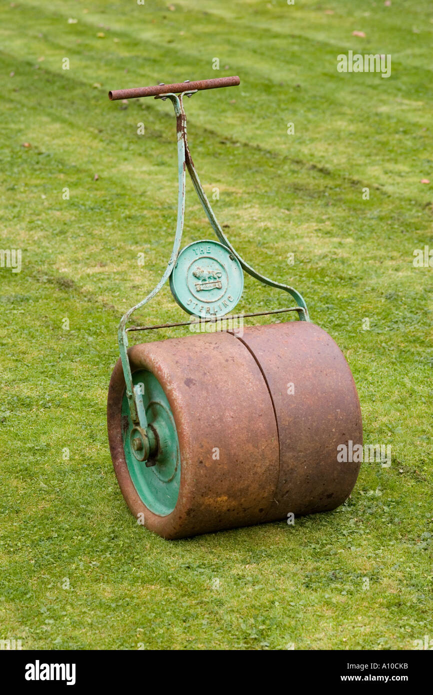 Old fashioned lawn roller hi-res stock photography and images - Alamy
