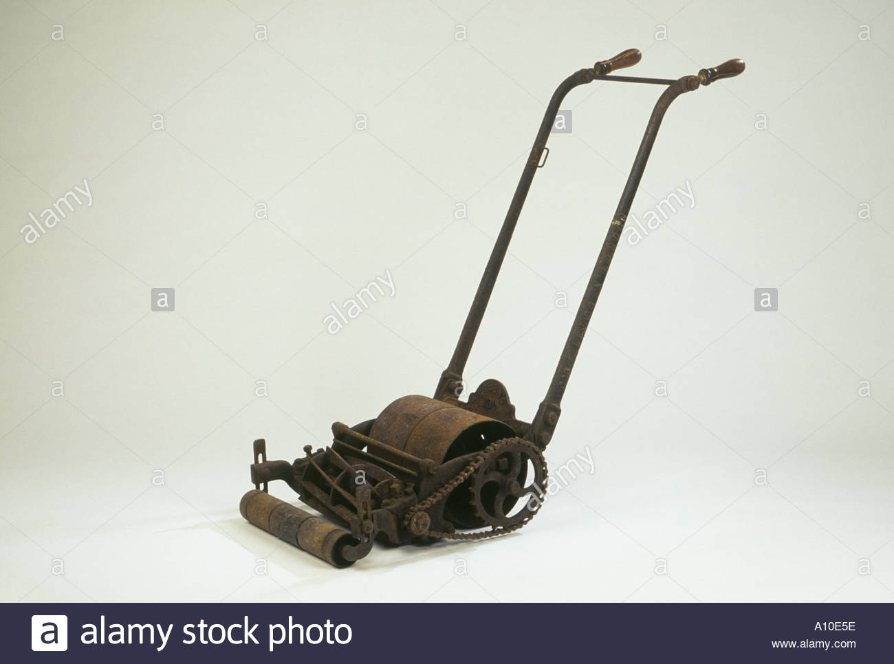 Old Lawn Mower Stock Photos & Old Lawn Mower Stock Images - Alamy