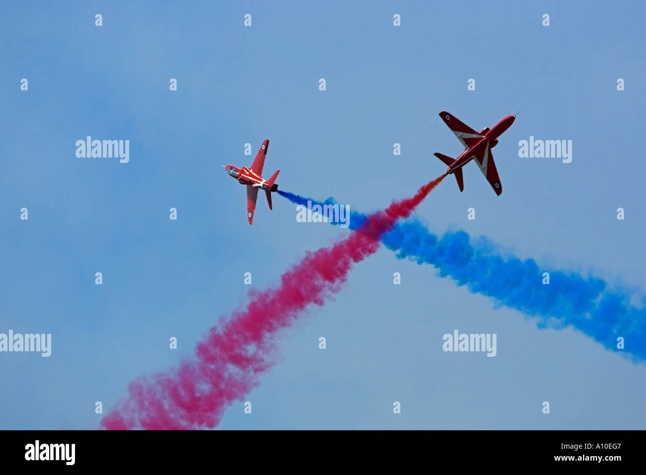 Red arrows cross hi-res stock photography and images - Alamy
